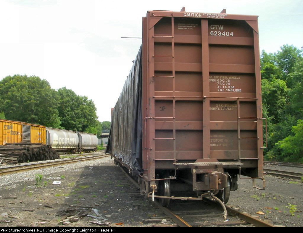 GTW 623404 (ex-CN 623404) with covered Weyerhauser lumber load